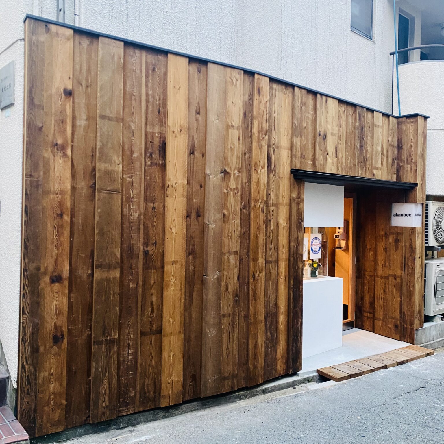 本町にある串焼きのお店「AKANBEE（アカンベエ）」がリニューアルオープンしてるので食べてきた！／創業40年以上を誇る豊中の名店、テーブル席 ...