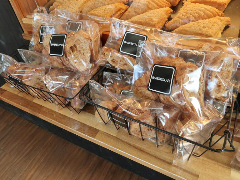 176号線沿いの庄内東町に「BAKERIES LAB.（ベーカリーズラボ）」っていうパン屋ができている／以前のお店と同系列で西日本初出店なんだって！一番人気のクロワッサンなどをテイクアウトして ...