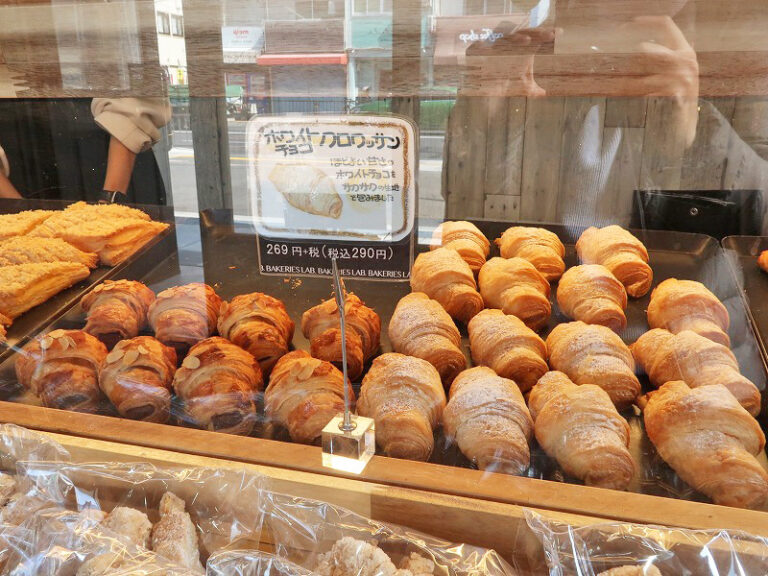 176号線沿いの庄内東町に「BAKERIES LAB.（ベーカリーズラボ）」っていうパン屋ができている／以前のお店と同系列で西日本初出店なんだって！一番人気のクロワッサンなどをテイクアウトして ...
