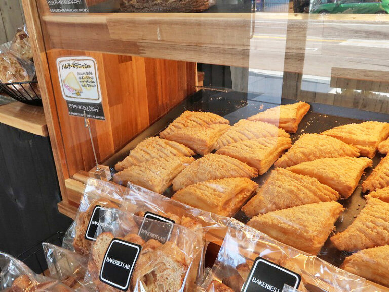 176号線沿いの庄内東町に「BAKERIES LAB.（ベーカリーズラボ）」っていうパン屋ができている／以前のお店と同系列で西日本初出店なんだって！一番人気のクロワッサンなどをテイクアウトして ...