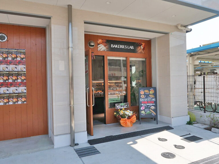 176号線沿いの庄内東町に「BAKERIES LAB.（ベーカリーズラボ）」っていうパン屋ができている／以前のお店と同系列で西日本初出店なんだって！一番人気のクロワッサンなどをテイクアウトして ...
